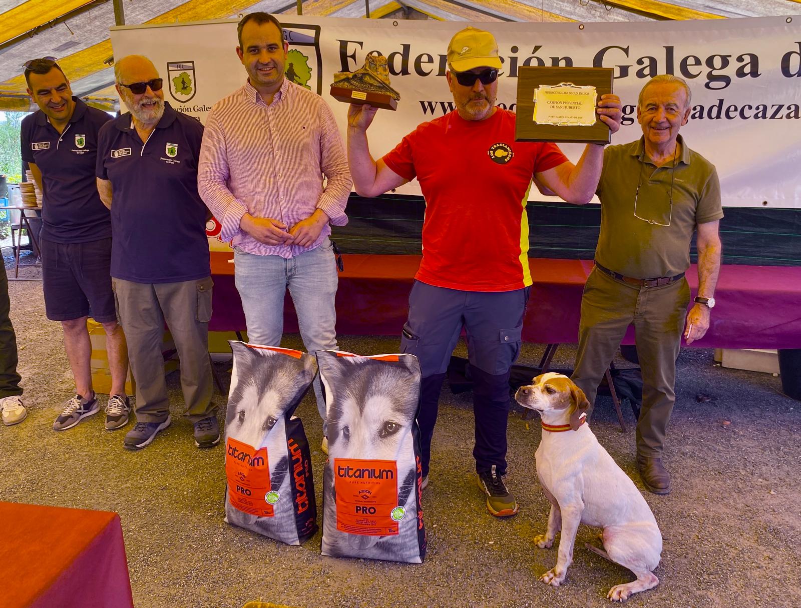 Corsino Valero coa pointer “Mia” foi o campión de San Huberto na Festa ...
